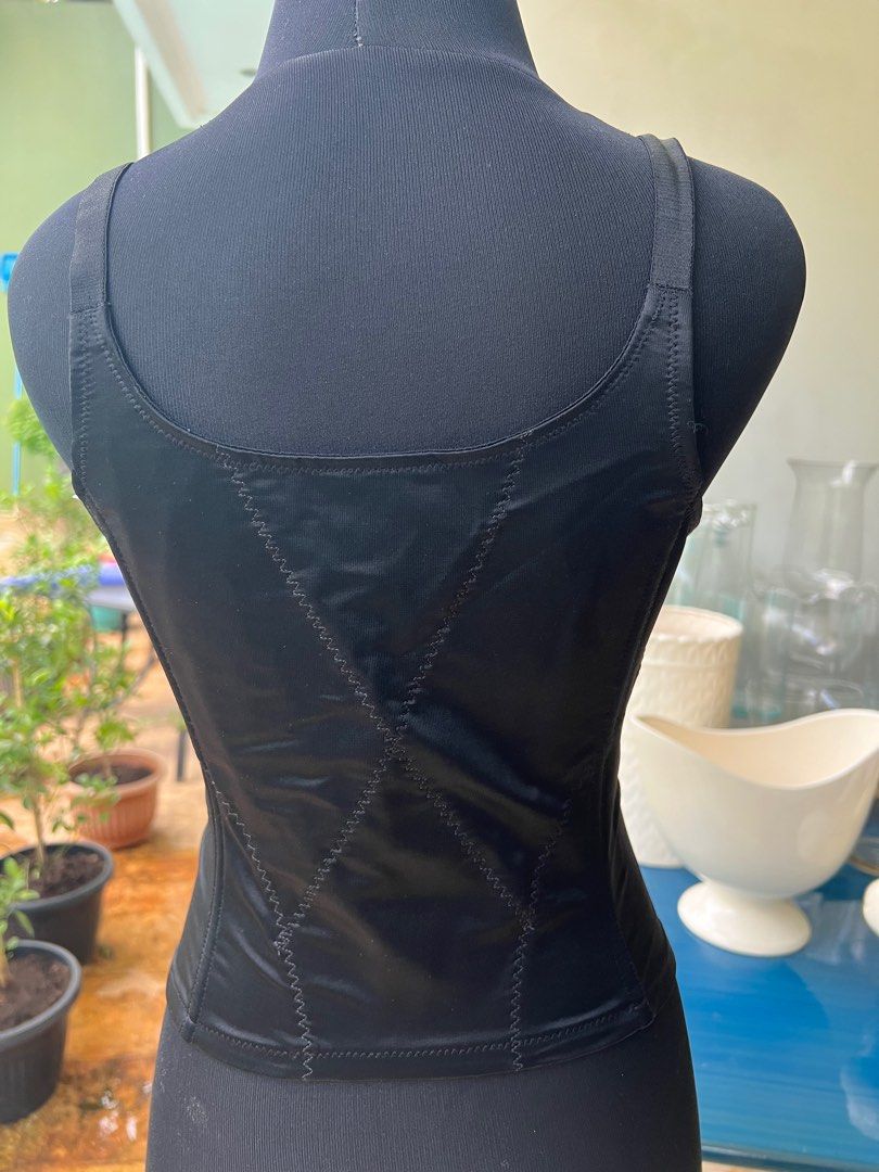 Korset wanita Hitam, Fesyen Wanita, Pakaian Wanita, Atasan di Carousell