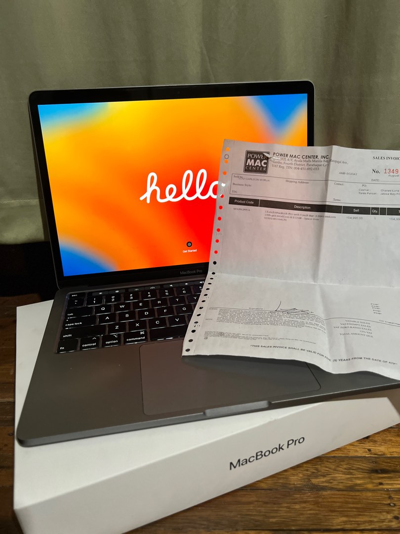 Macbook Pro (13in) 2020 w/ touchbar - LIKE NEW w/ receipt & FREEBIE ...