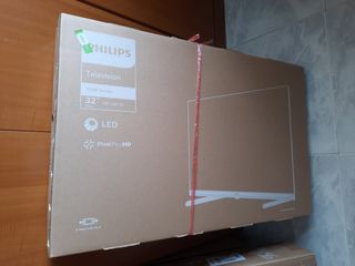 32" Empty Philips TV Box With Styrofoam, Everything Else on Carousell