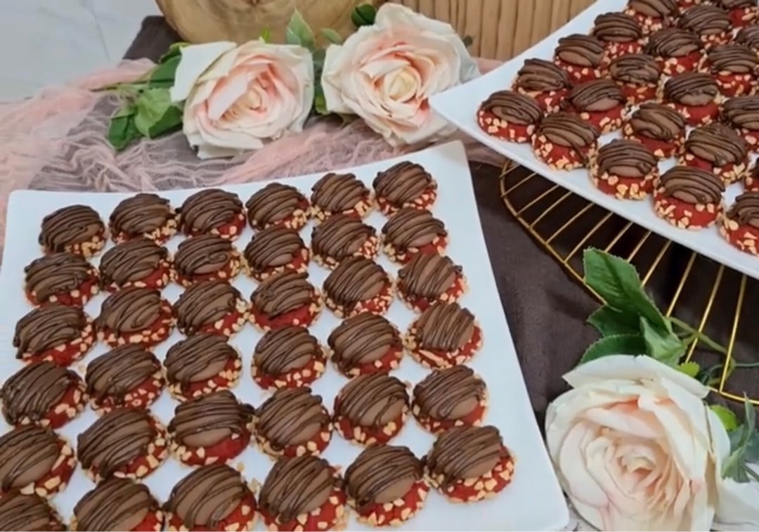Red Velvet Milk Chocolate Button Cookies, Food & Drinks, Homemade Bakes ...
