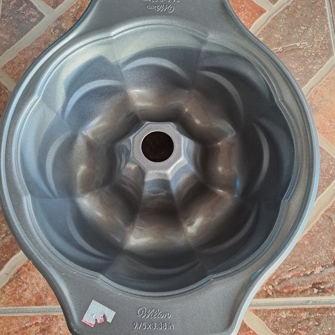 Fluted tube pan, Furniture & Home Living, Kitchenware & Tableware ...