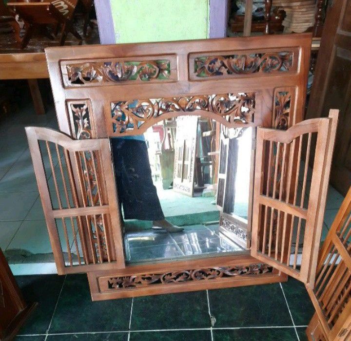 Jendela krepyak antik, Antik, Furnitur di Carousell