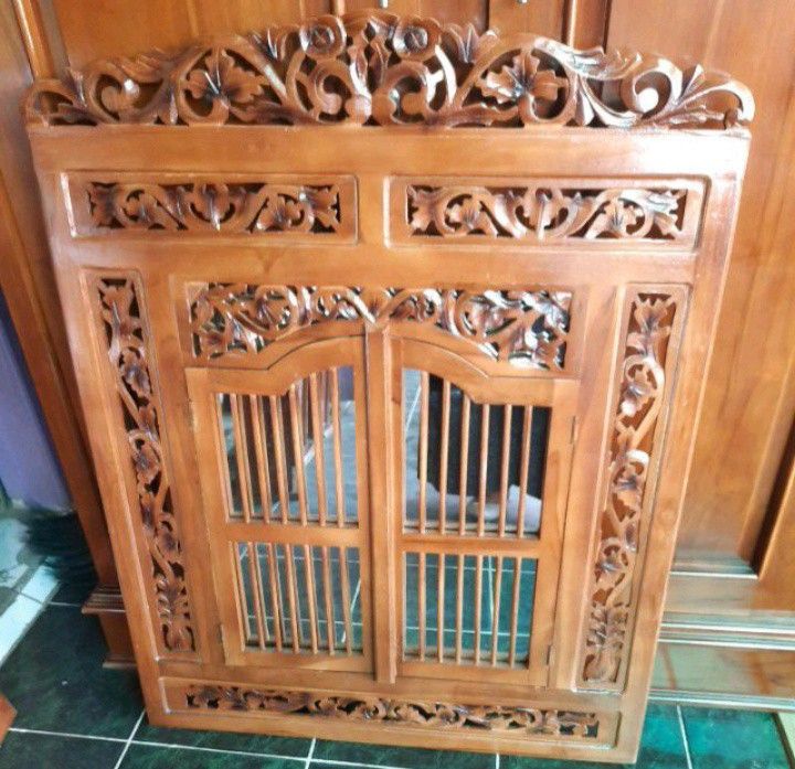Jendela krepyak antik, Antik, Furnitur di Carousell