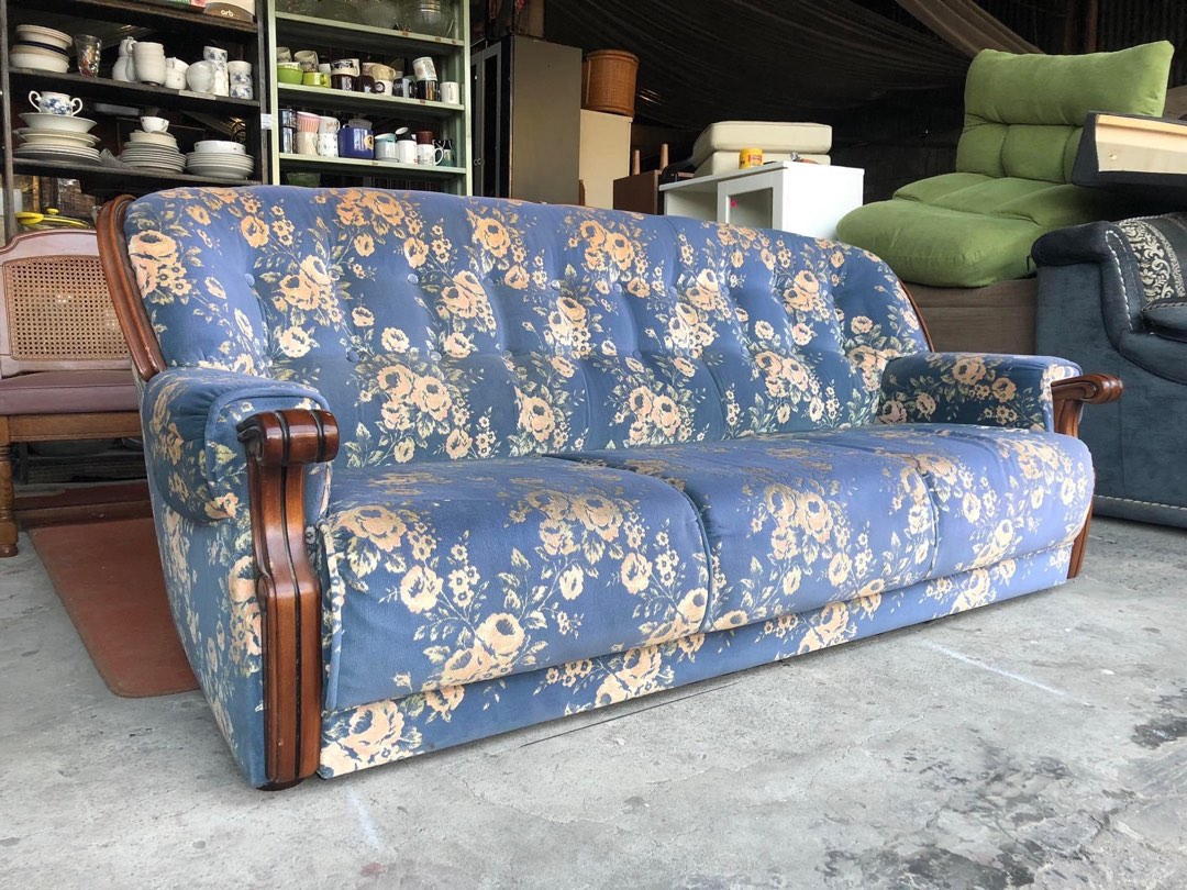Karimoku Mt. Kinka 3seater elegant sofa 72L x 30W x 32H inches Solid wood In good condition on ...