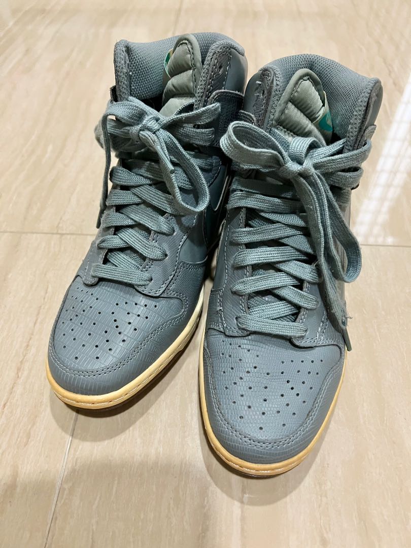 Nike sky dunk hi essential, Fesyen Pria, Sepatu , Sneakers di Carousell