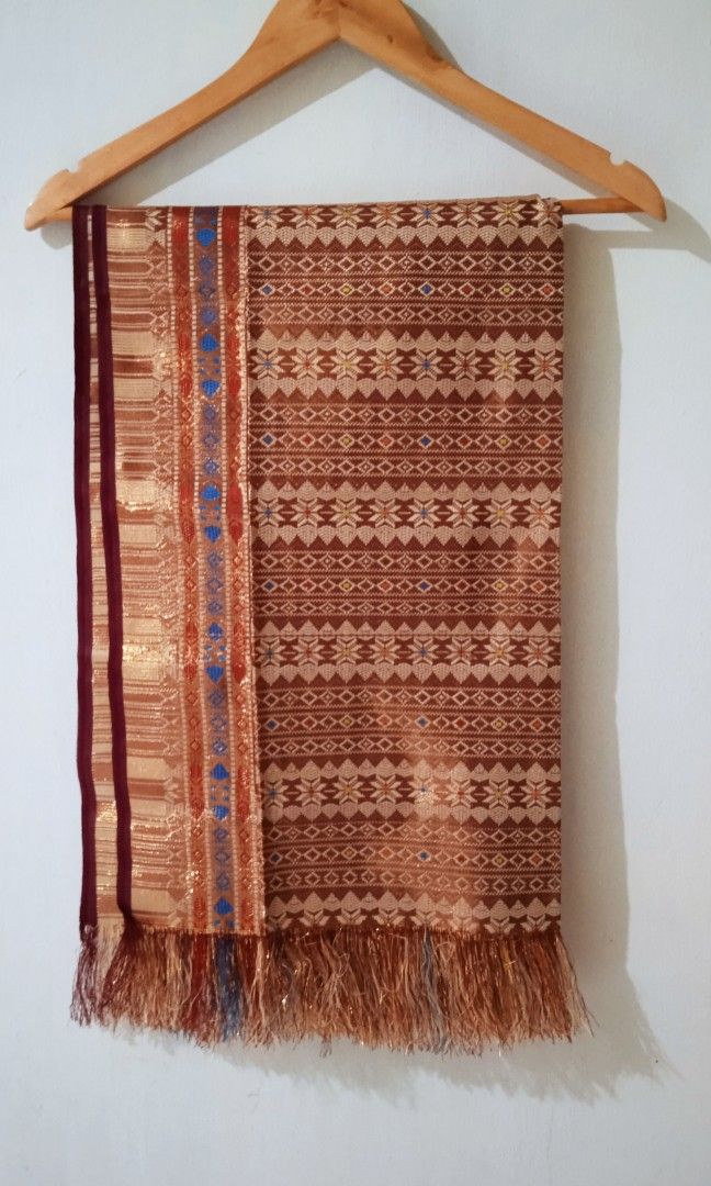 Paket kain ulos bawahan dan selendang, Fesyen Wanita, Pakaian Wanita, Lainnya di Carousell