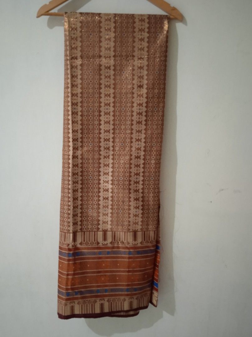 Paket kain ulos bawahan dan selendang, Fesyen Wanita, Pakaian Wanita, Lainnya di Carousell