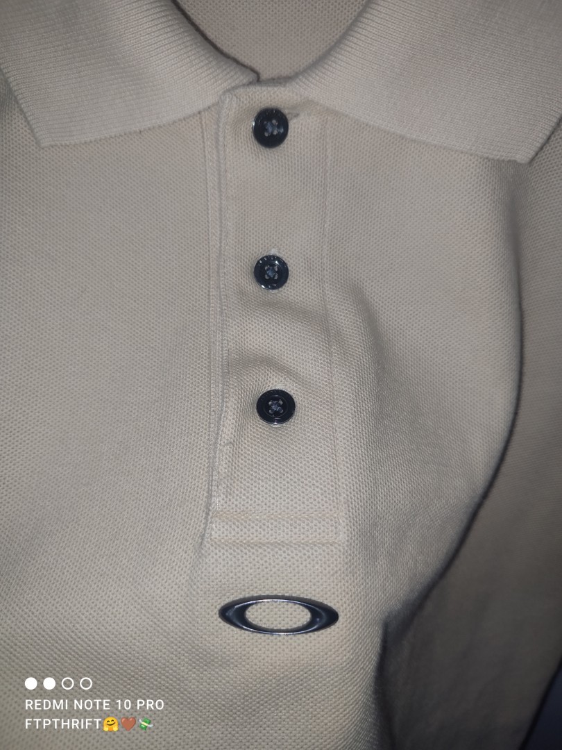 Vintage Oakley metal logo on Carousell