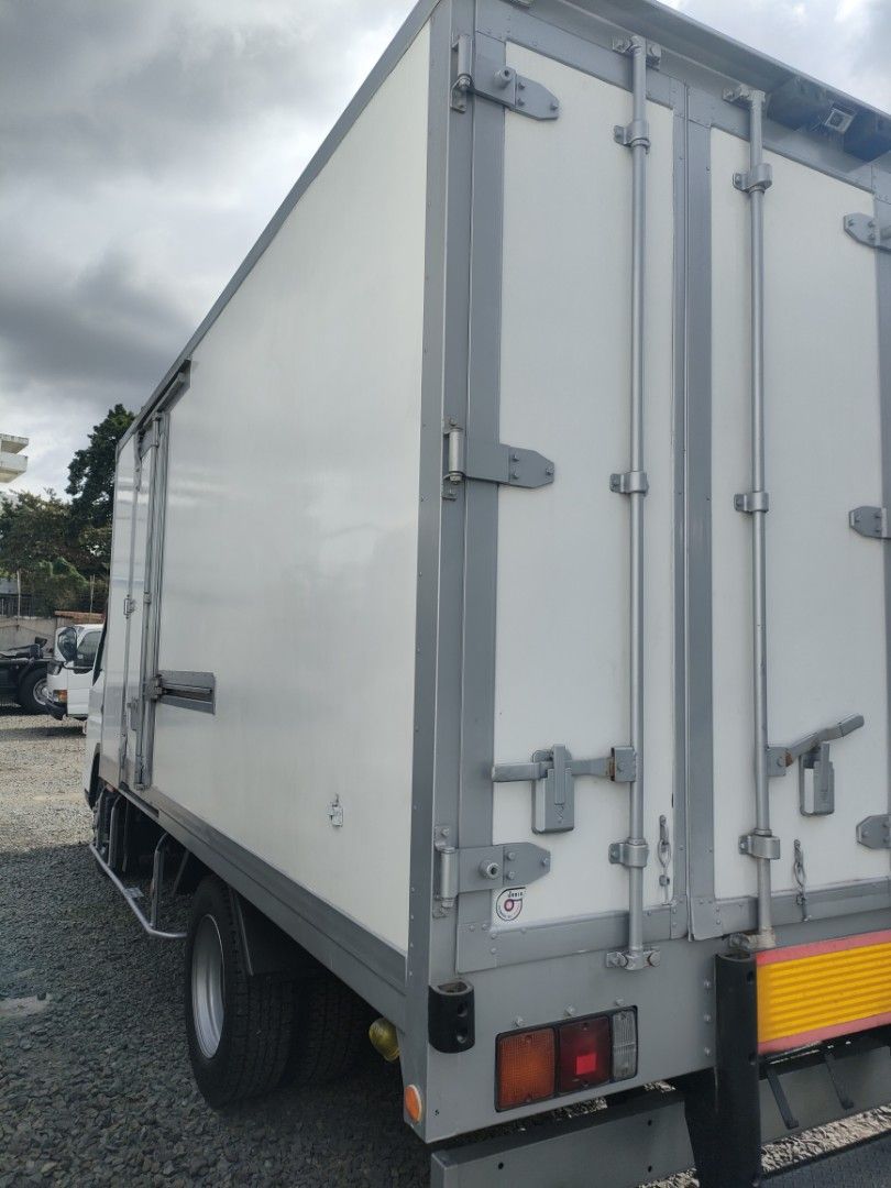 Mitsubishi Fuso canter reefer van 6Studs Muelye Front and rear 14ft ...