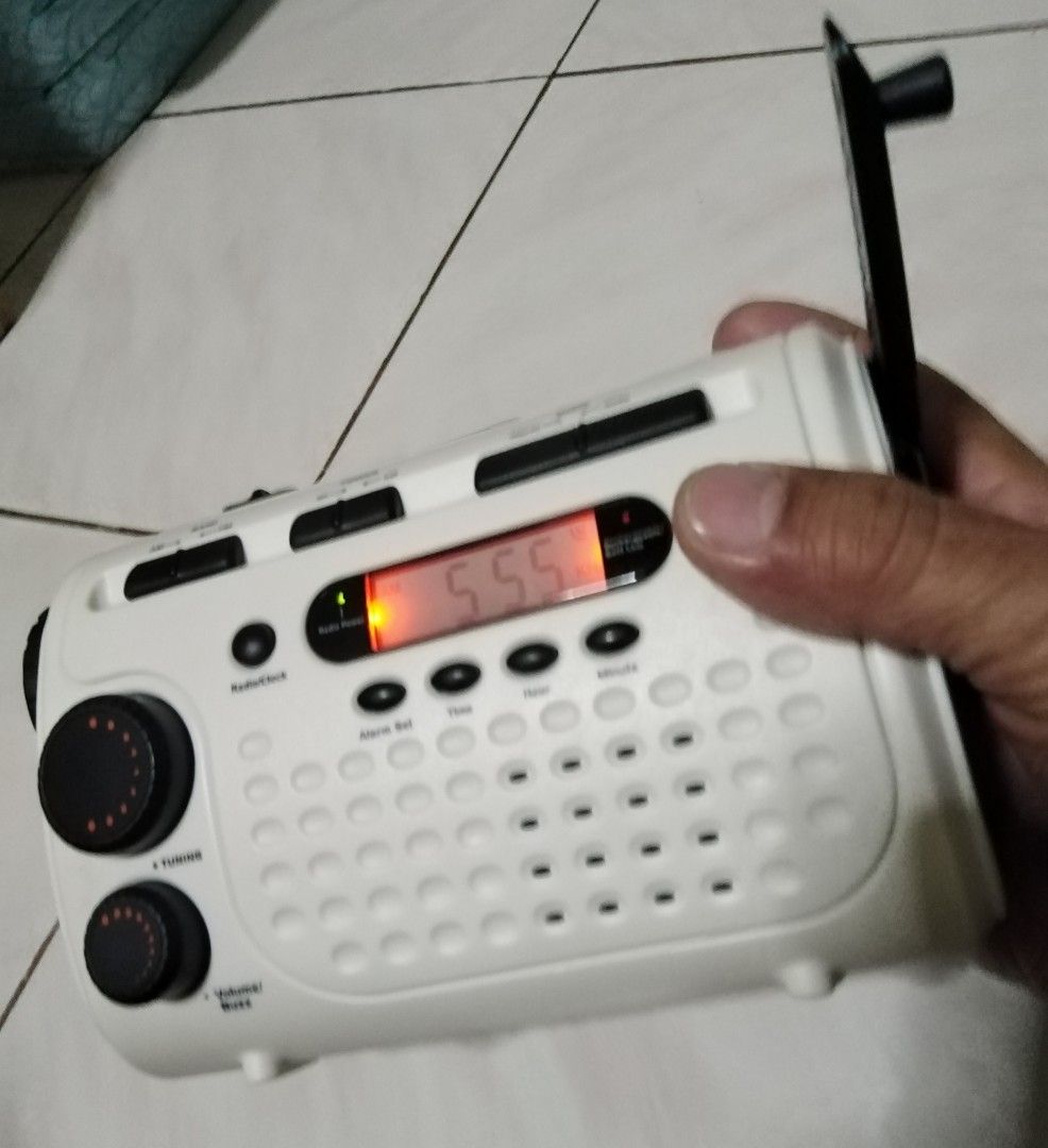 Japan Quality Dynamo Dual Power Am Fm Radio Clock Flashlight Siren ...