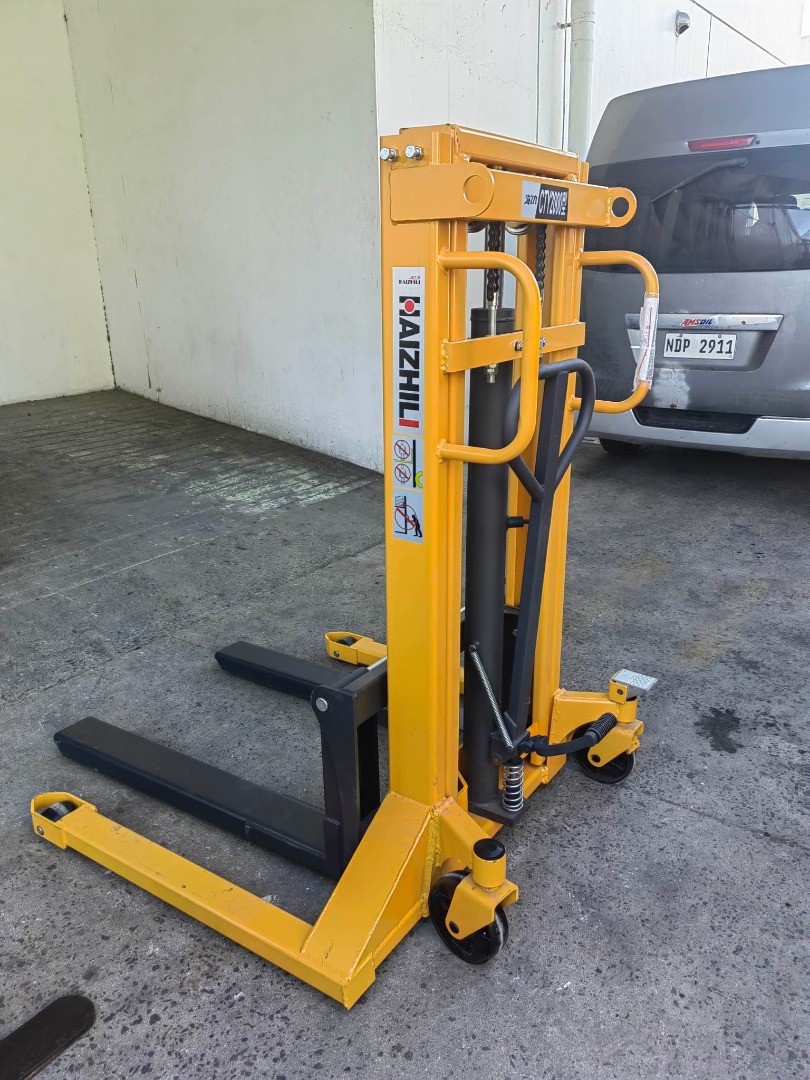 MANUAL PALLET STACKER 2 STAGE MAST 2 METER 2000 KGS CAP. WIDE LEGS 1 ...