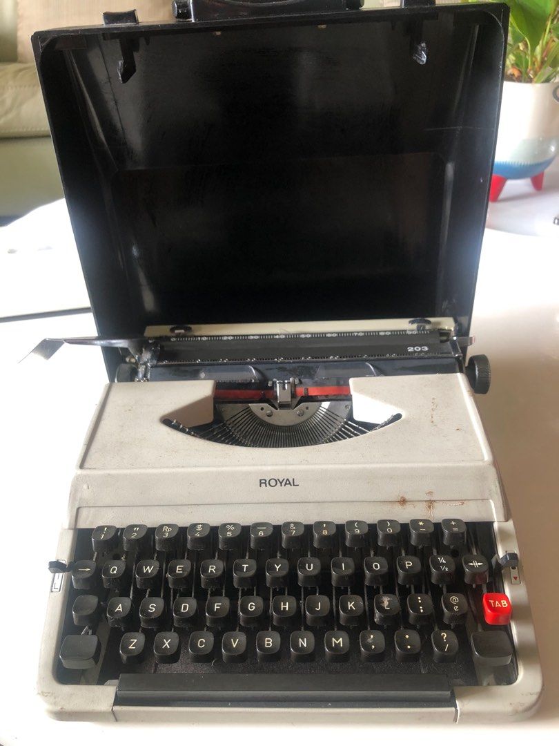 Vintage ROYAL Manual Typewriter, Hobbies & Toys, Memorabilia ...