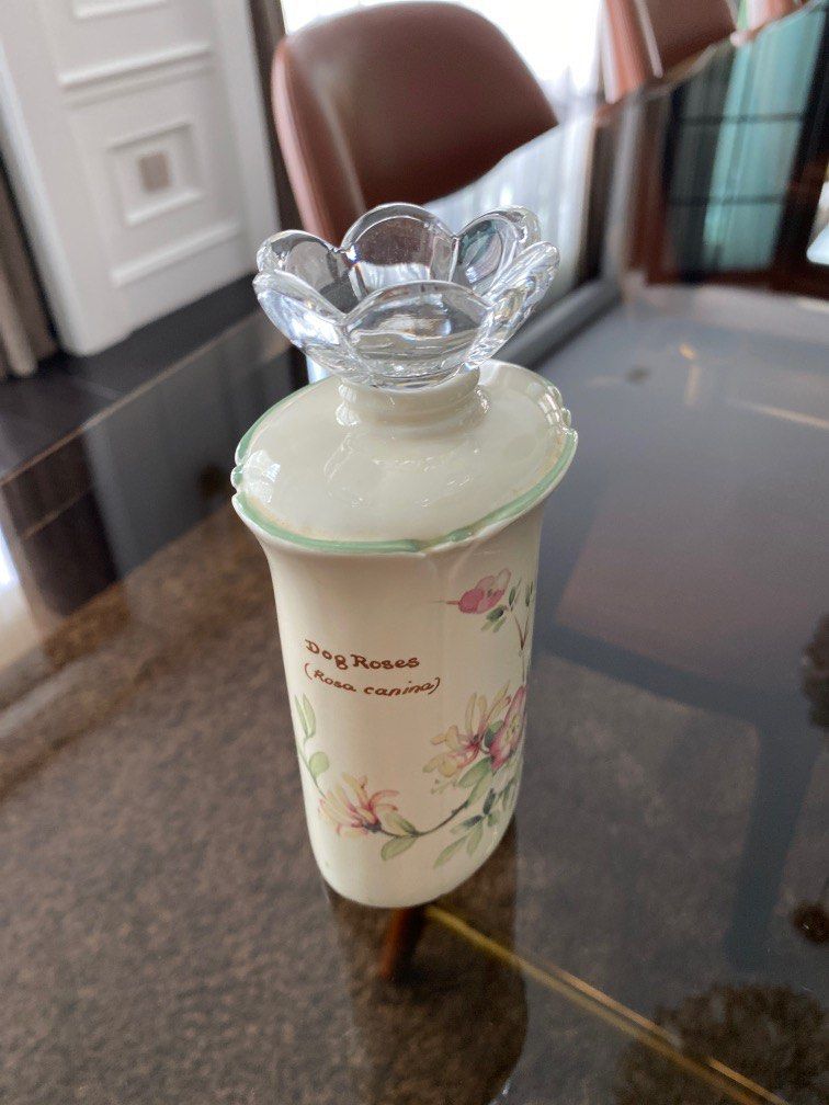 Vintage Royal Wosor lotion bottle with mismatched lit, Hobbies & Toys ...