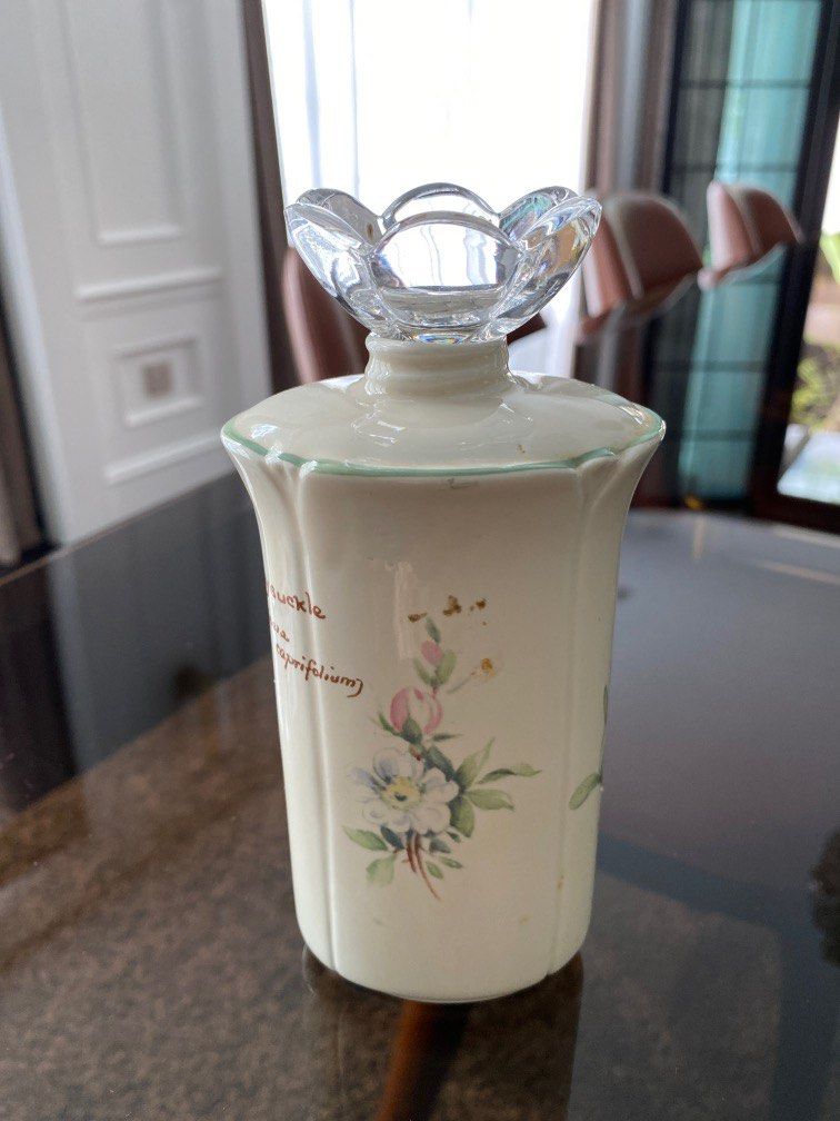 Vintage Royal Wosor lotion bottle with mismatched lit, Hobbies & Toys ...