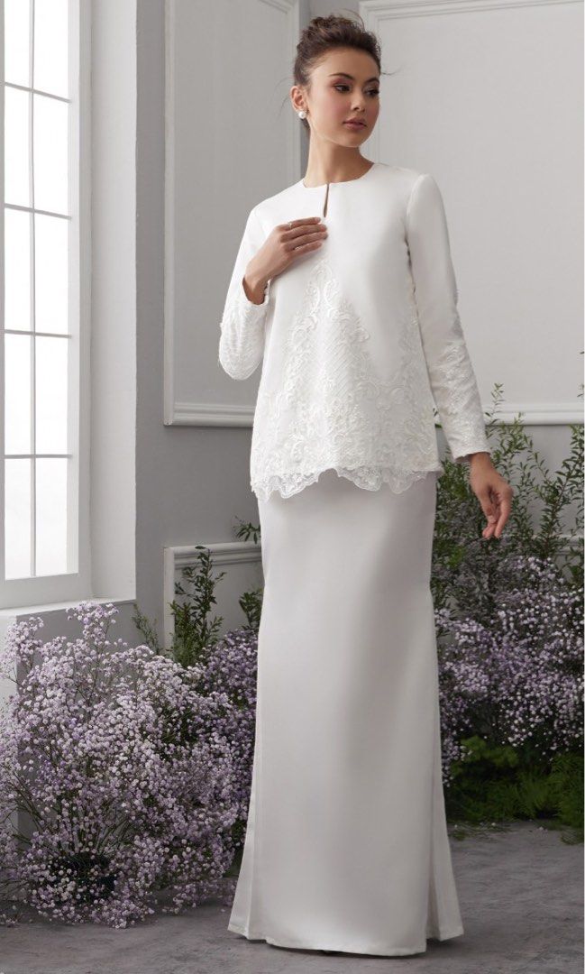 Wanzar Zehra Bride in White Dailyn Off White Baju Nikah Solemnisation ...