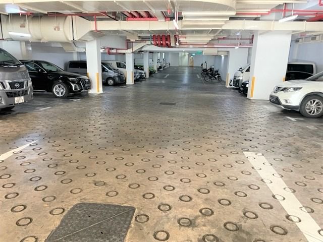 Free parking. Storage. High Ceiling. Corner Immediate move in or later ...