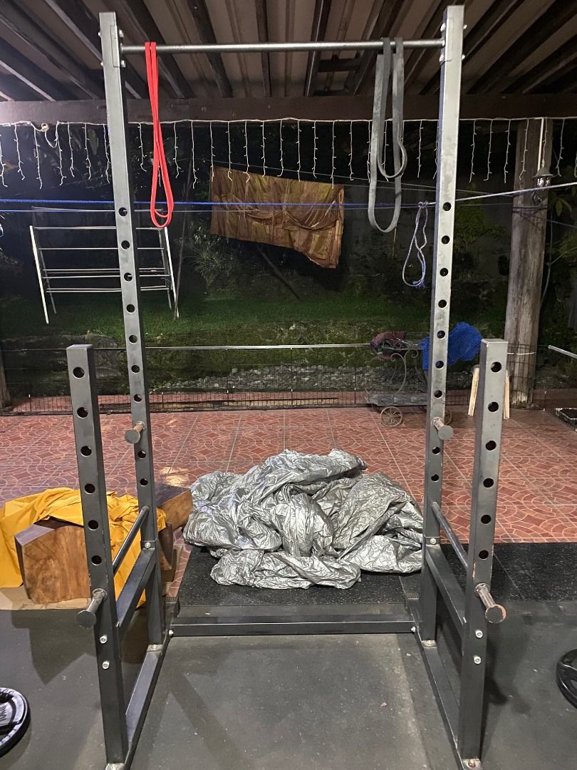 Half rack power rack with safety spotter bars and pull up bar, Sports ...