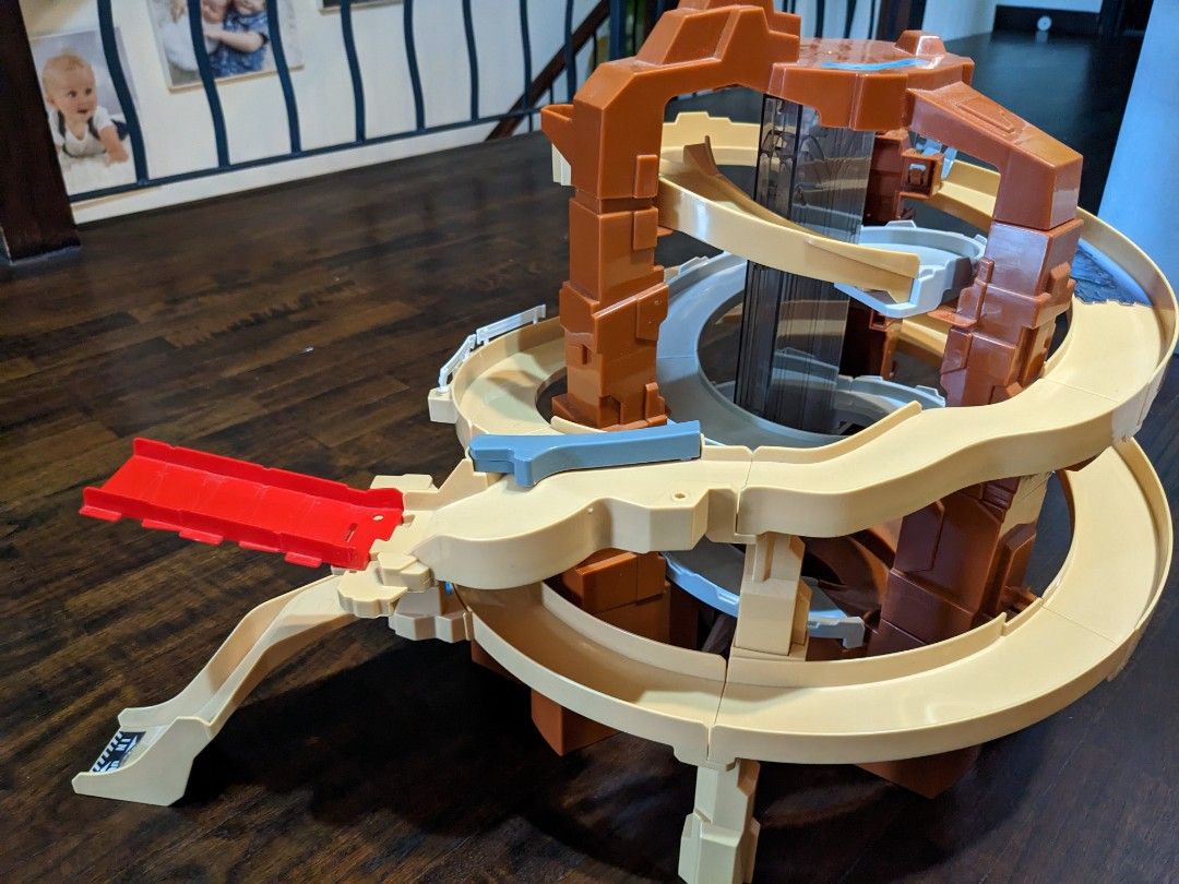 Toy car ramp and lift, Hobbies & Toys, Toys & Games on Carousell