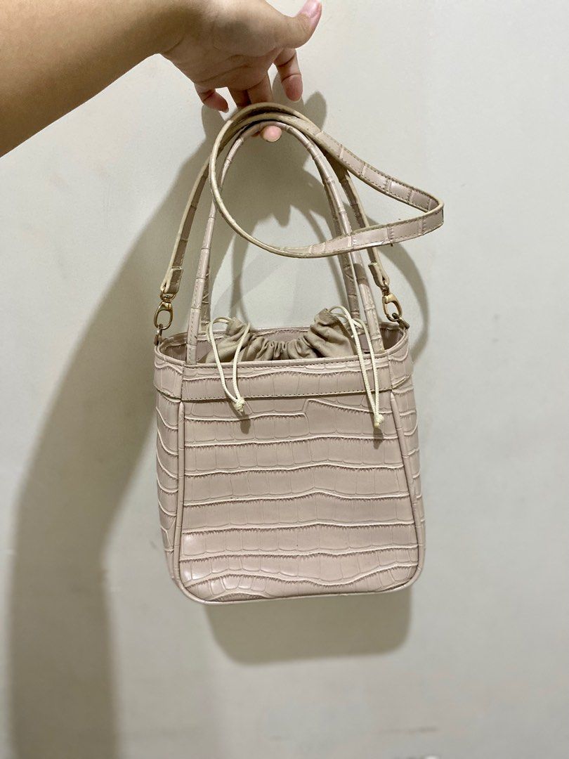 Vallice bag in milky milk tas tenteng kokoh, Barang Mewah, Tas & Dompet ...