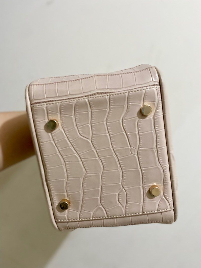 Vallice bag in milky milk tas tenteng kokoh, Barang Mewah, Tas & Dompet ...