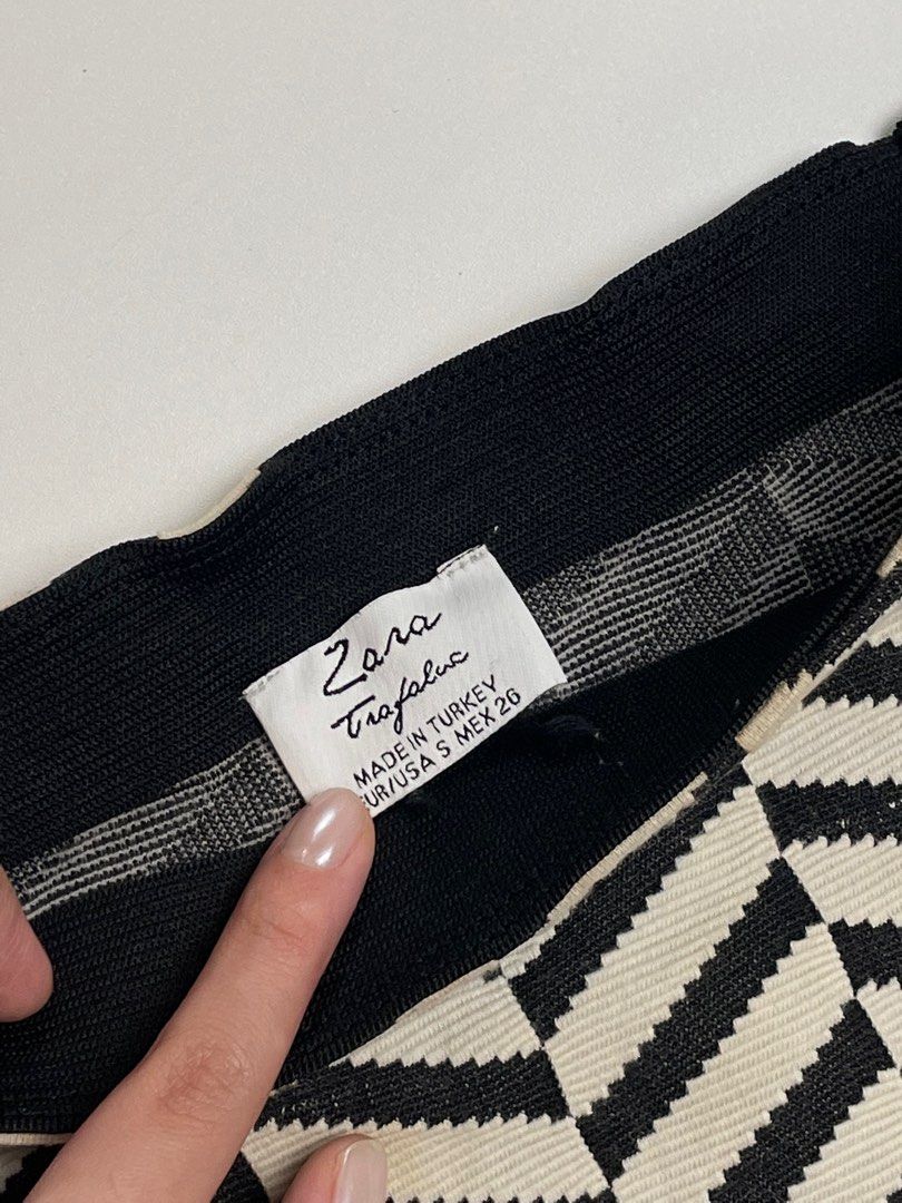Zara B&W Skirt Zig Zag Pattern, Fesyen Wanita, Pakaian Wanita, Gaun ...