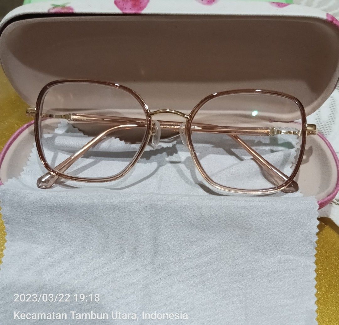 BINGKAI FRAME KACAMATA KOTAK GOLD, Fesyen Wanita, Aksesoris di Carousell