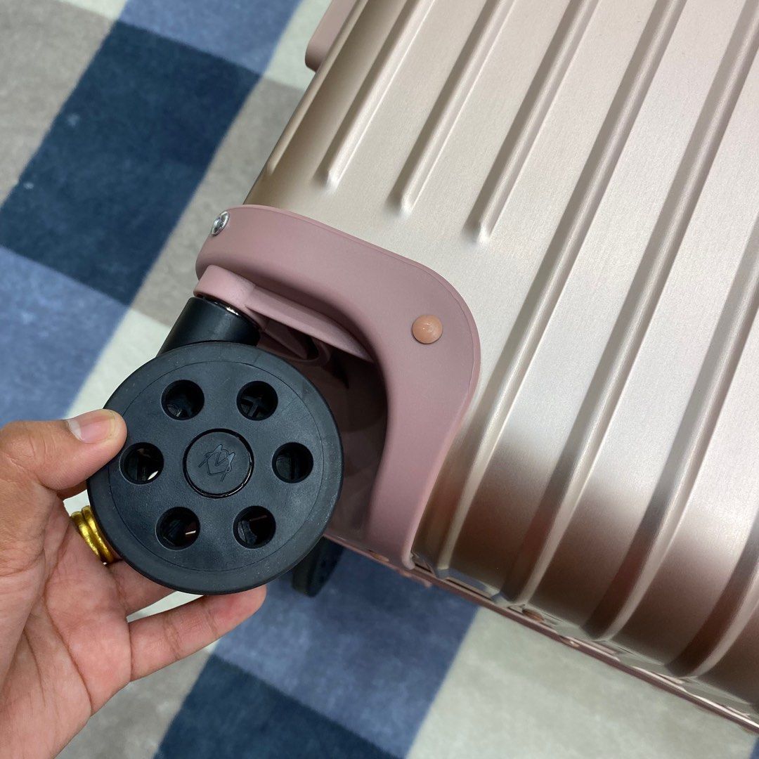 Koper rimowa pink 25inchi, Barang Mewah, Aksesoris di Carousell