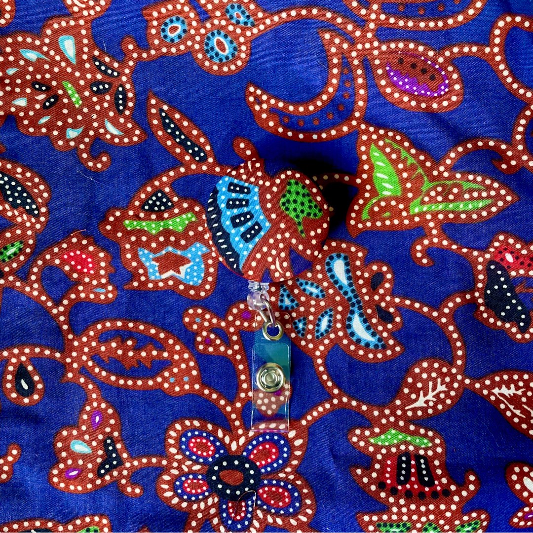 SIA/ SQ Batik Kebaya Cabin Crew Badge Tag, Women's Fashion, Watches ...