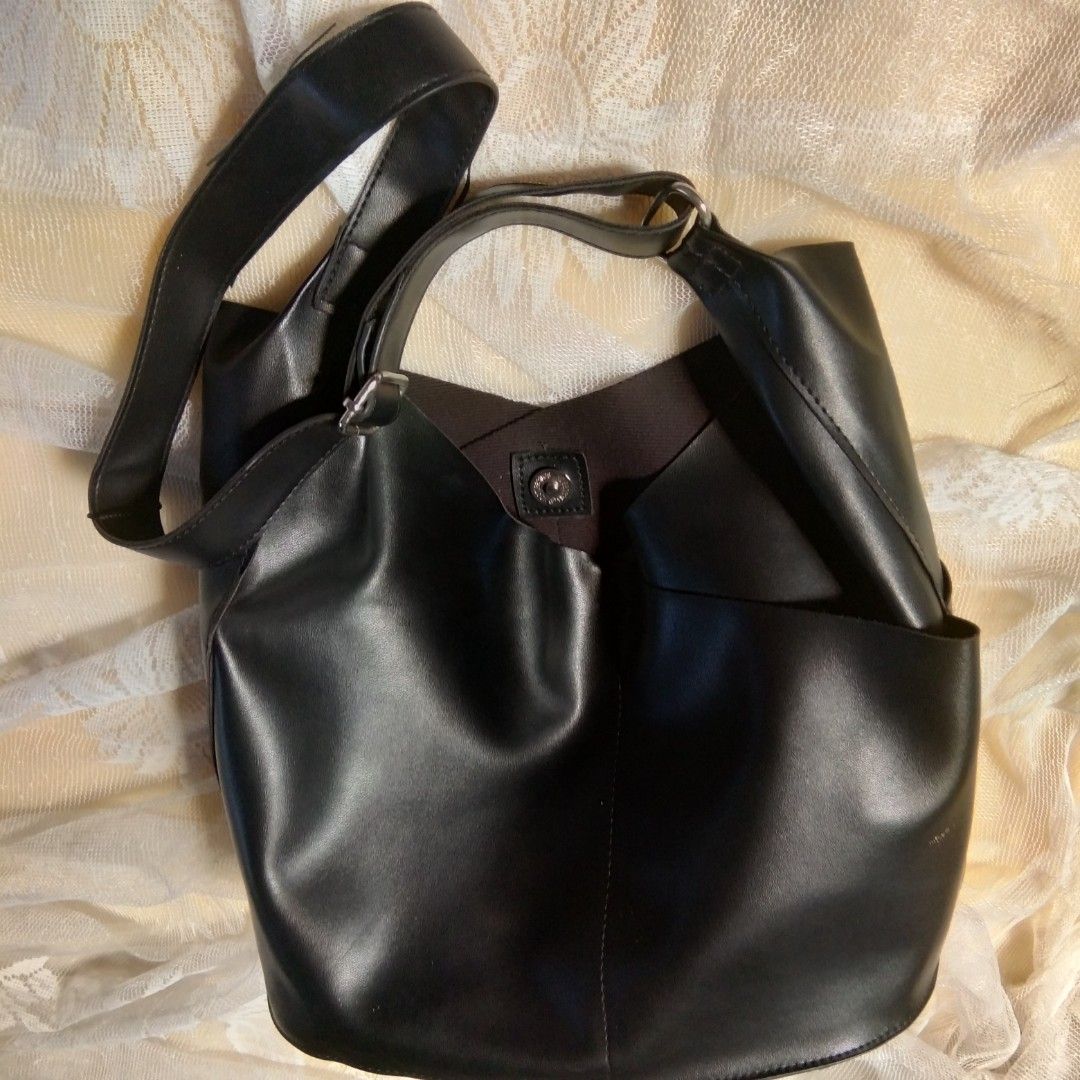 Tas kulit hitam korea, Fesyen Wanita, Tas & Dompet di Carousell