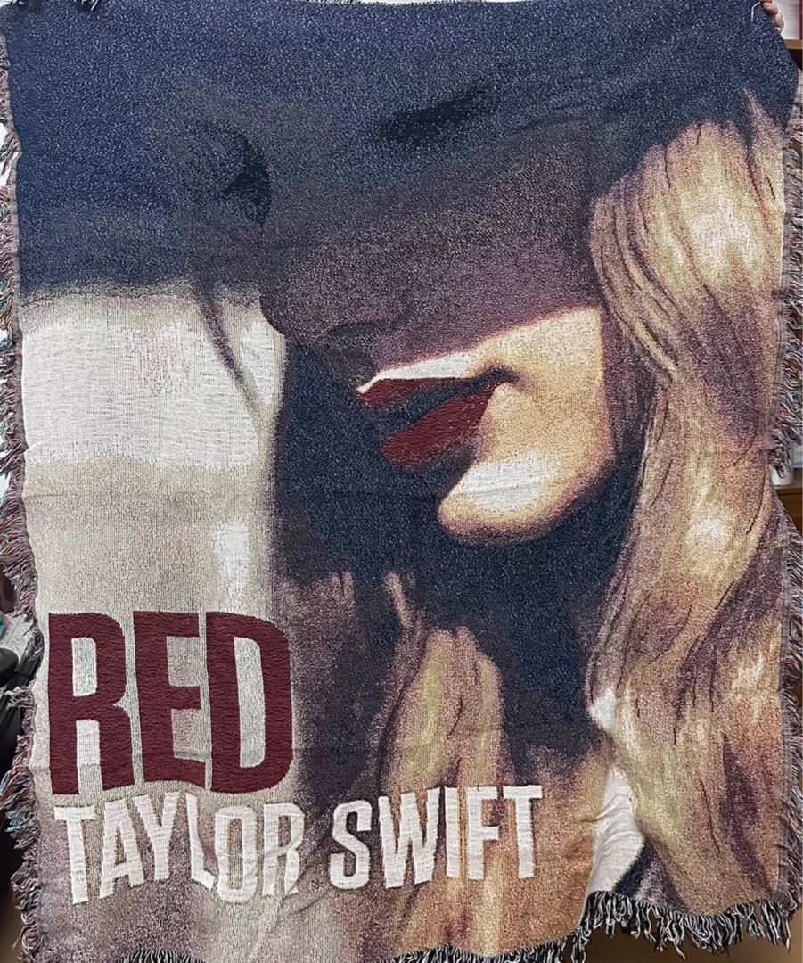 Taylor Swift red album cover carpet, 興趣及遊戲, 收藏品及紀念品, 明星周邊 - Carousell