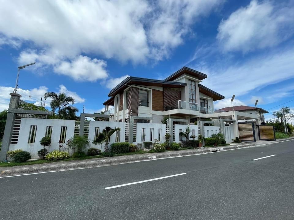 6BR House for Sale in Tagaytay Heights Subdivision on Carousell
