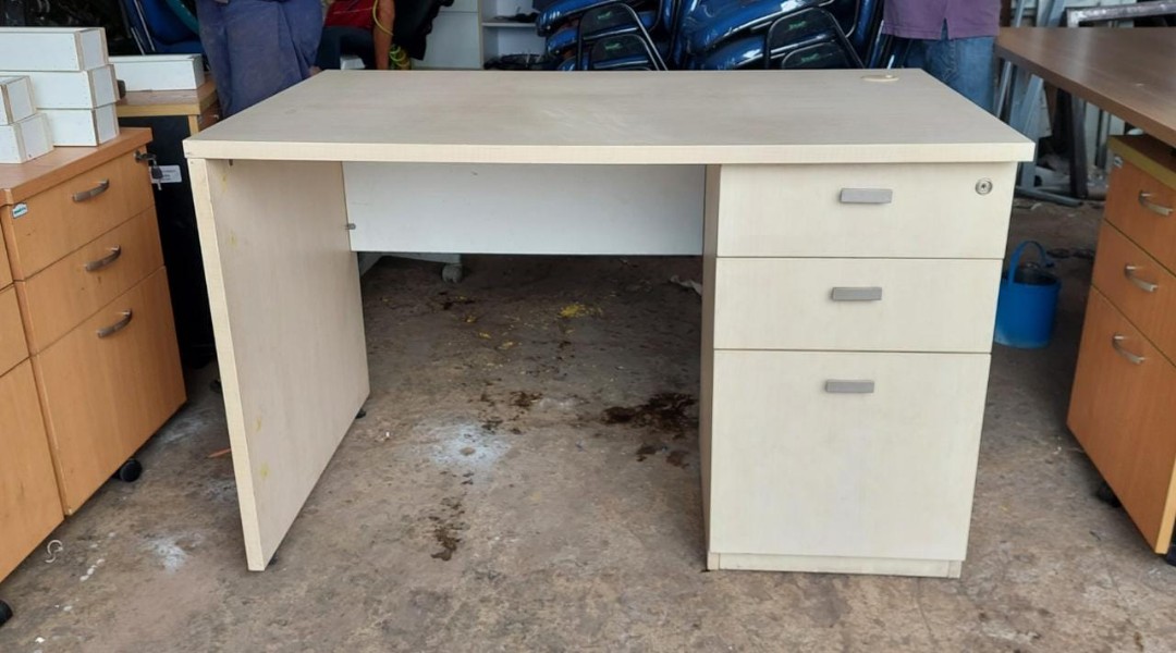 Meja kantor laci 3, Perabotan Rumah di Carousell