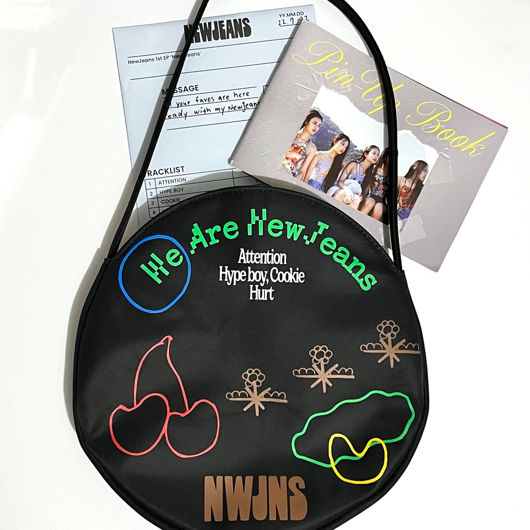 NewJeans 1st EP Limited Bag (Black) SET, Hobbies & Toys, Memorabilia ...