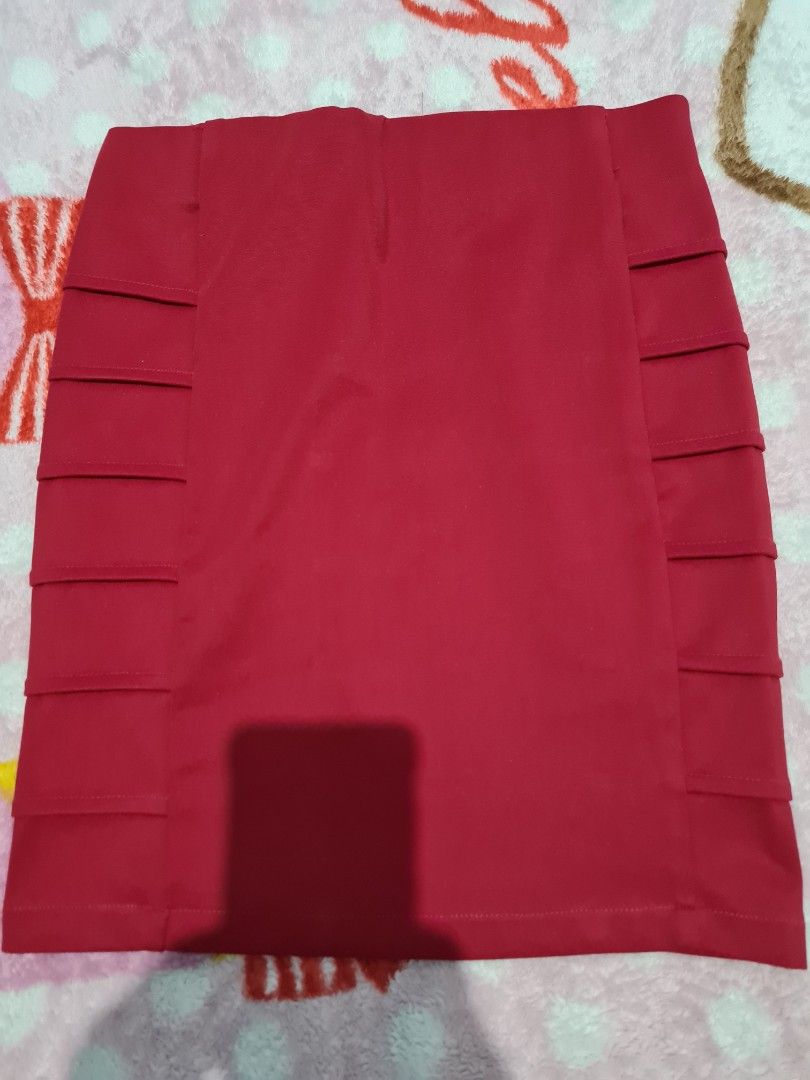 Rok Span Merah, Fesyen Wanita, Pakaian Wanita, Bawahan di Carousell