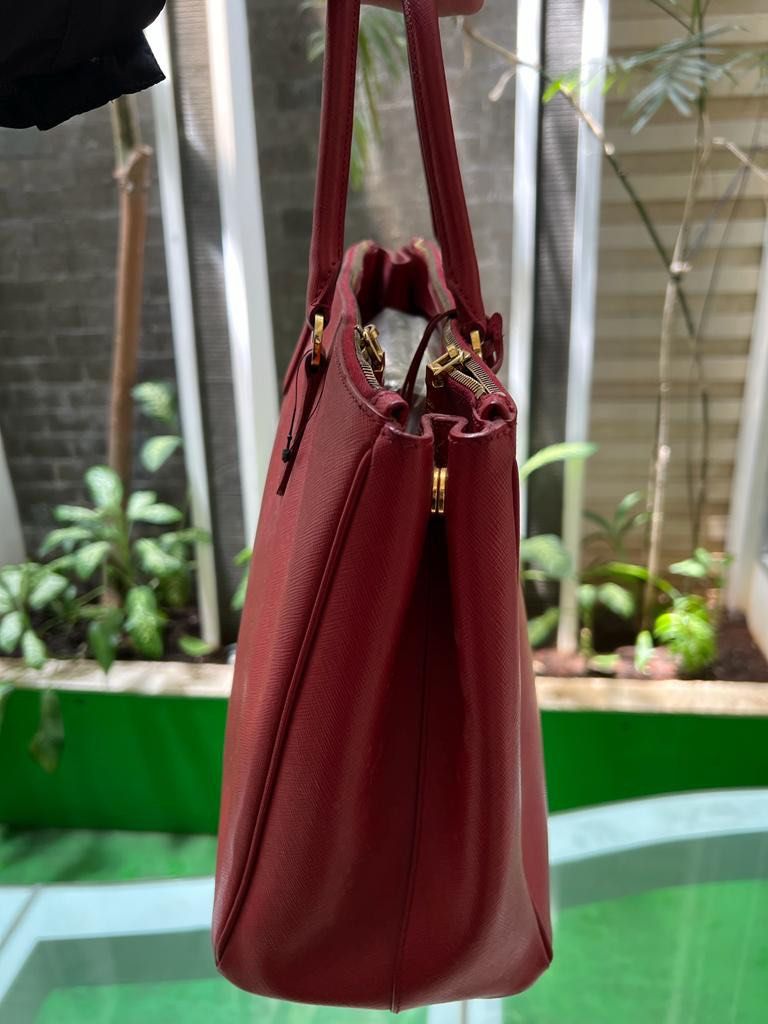 Tas Prada Merah, Barang Mewah, Tas & Dompet di Carousell