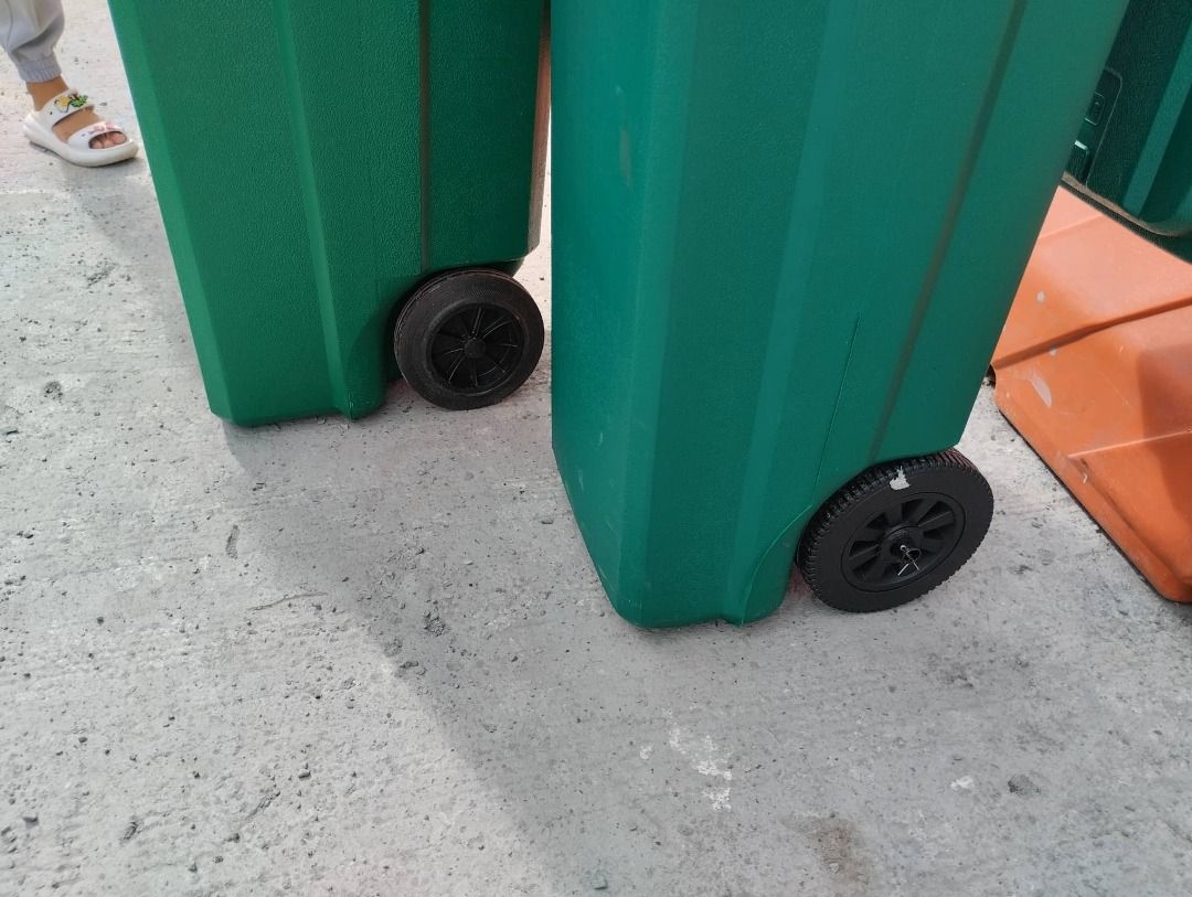 Trash bin roller king, Furniture & Home Living, Cleaning & Homecare ...