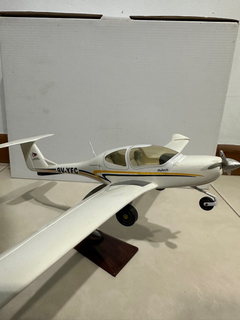 Diamond DA-40 Youth Flying Club YFC model, Hobbies & Toys, Toys & Games ...