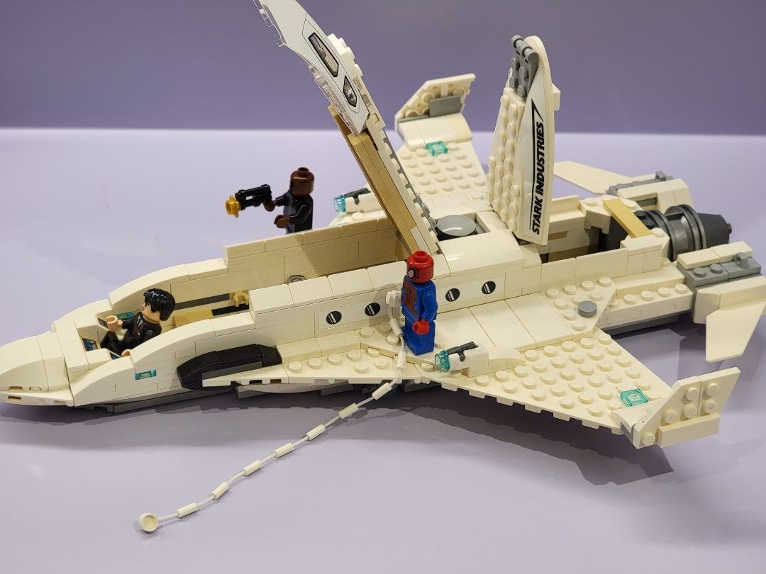 Lego Stark Jet & Minifigures 76130 (Spider-Man, Nick Fury, Happy Hogan ...