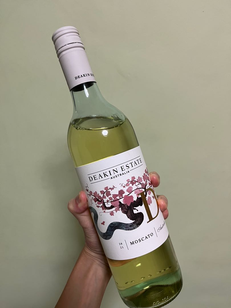 Moscato - Deakin Estate, Food & Drinks, Alcoholic Beverages on Carousell