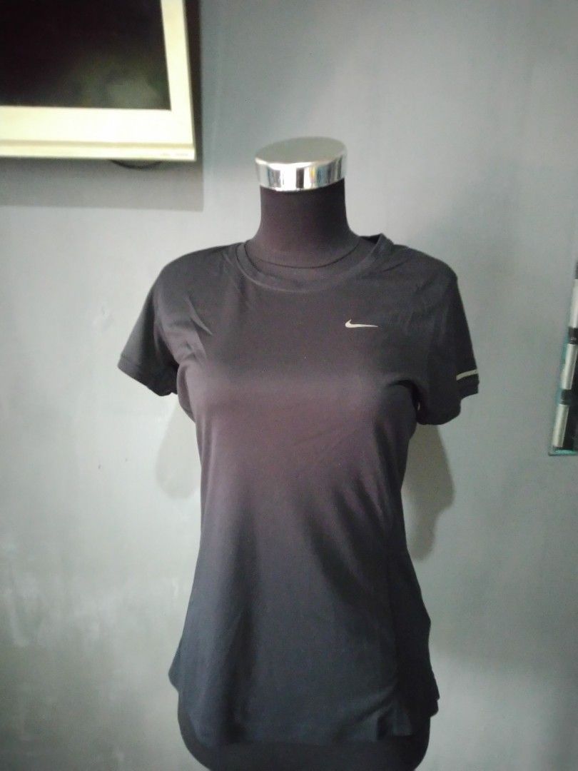 Nike dry fit black, Olah Raga, Baju Olahraga di Carousell