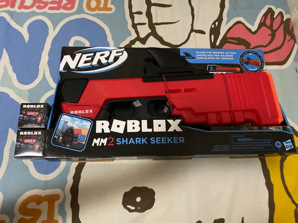 Roblox Nerf MM2 Shark Seeker + 2 included series 12 mystery figures, 興趣 ...