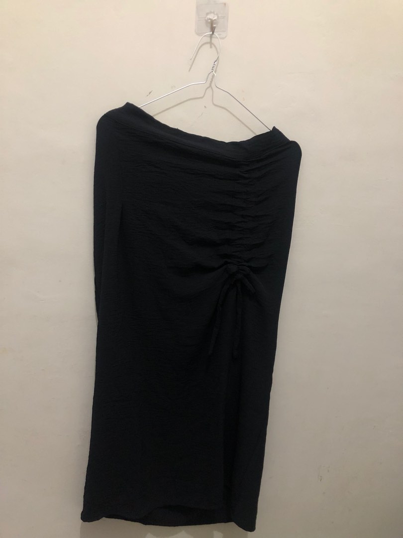 Rok serut - hitam, Fesyen Wanita, Pakaian Wanita, Gaun & Rok di Carousell