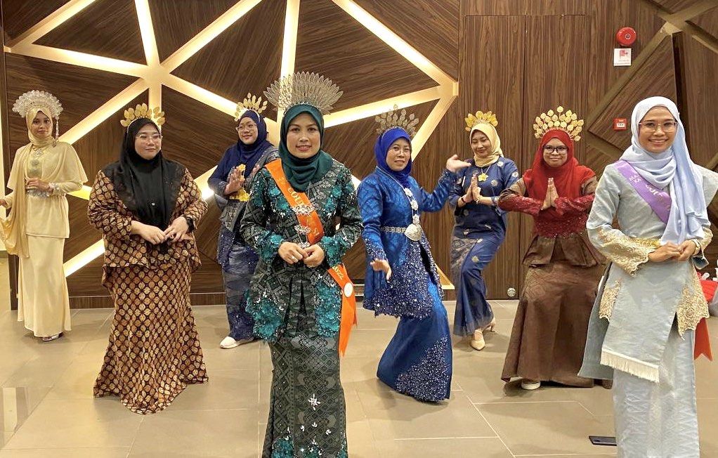 Sewa Baju Pengantin Songket | Sewa Baju Kebaya Pengantin | Kebaya ...
