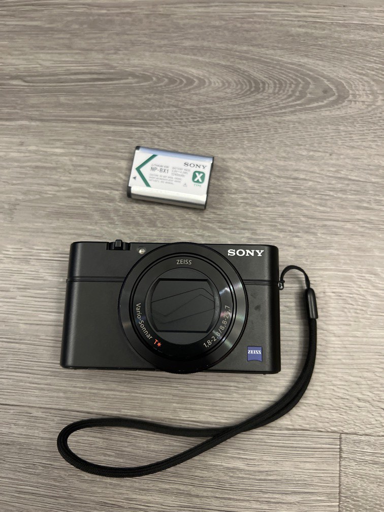 Sony RX100 M3 with 1 spare battery and original Sony leather carrier ...