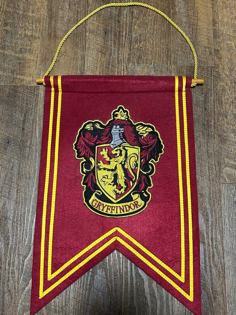 Gryffindor Crest Banner (Harry Potter Merchandise), Hobbies & Toys ...
