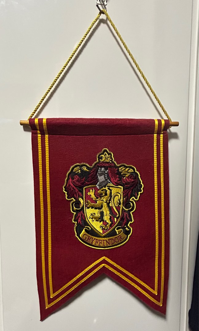 Gryffindor Crest Banner (Harry Potter Merchandise), Hobbies & Toys ...