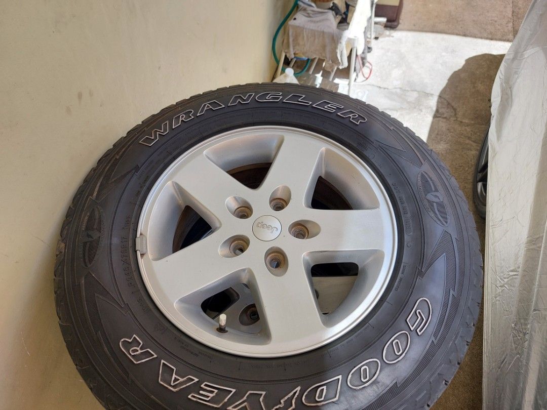 Jeep Wrangler Stock Mags w/ Tires 17", Car Parts & Accessories, Mags ...