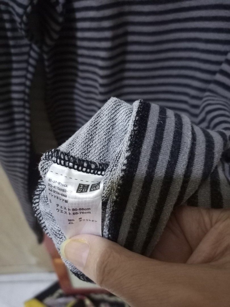 Kaos garis uniqlo, Fesyen Wanita, Pakaian Wanita, Atasan di Carousell