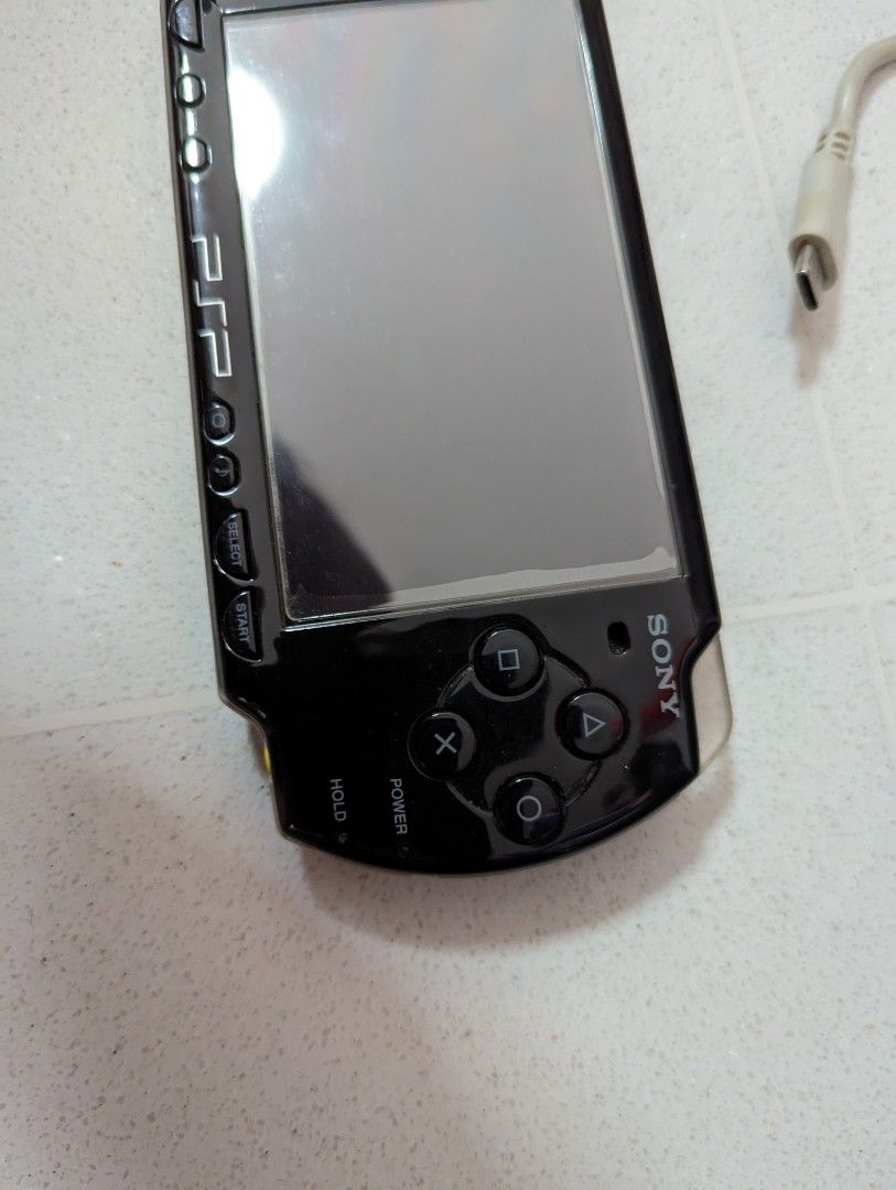 PSP 2000 playstation portable, light on but no screen, Video Gaming, Video Game Consoles ...