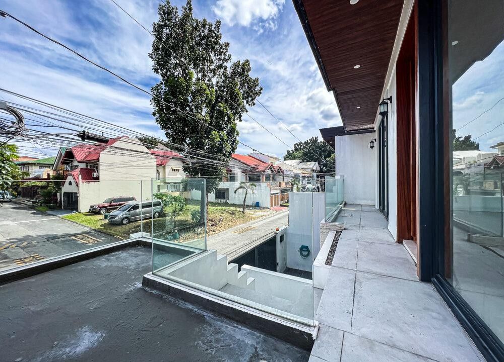 RC. Multi-Level Modern House in North Susana QC nr Commonwealth compare ...